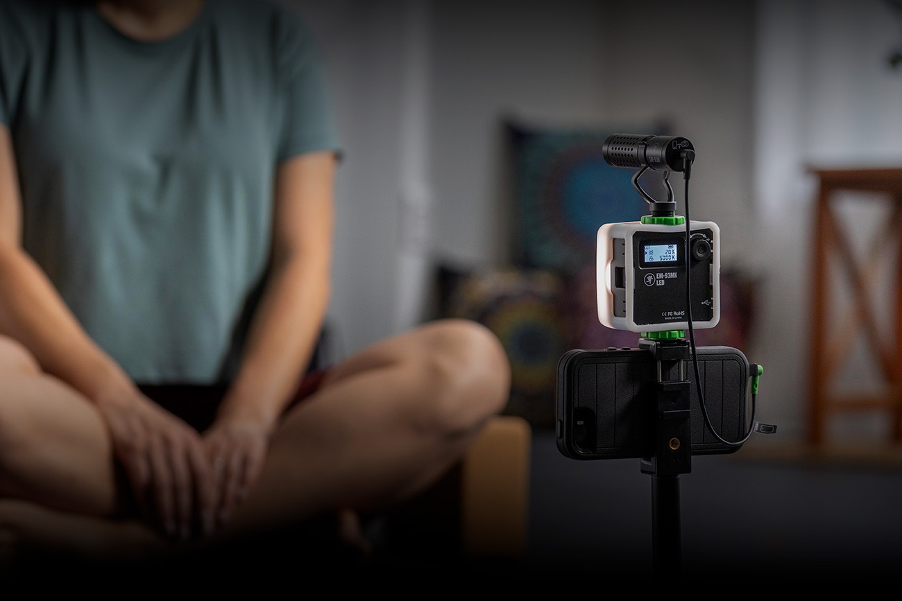 Complete Mobile Vlogger Kit for Smartphones and DSLRs - MACKIE | MACKIE