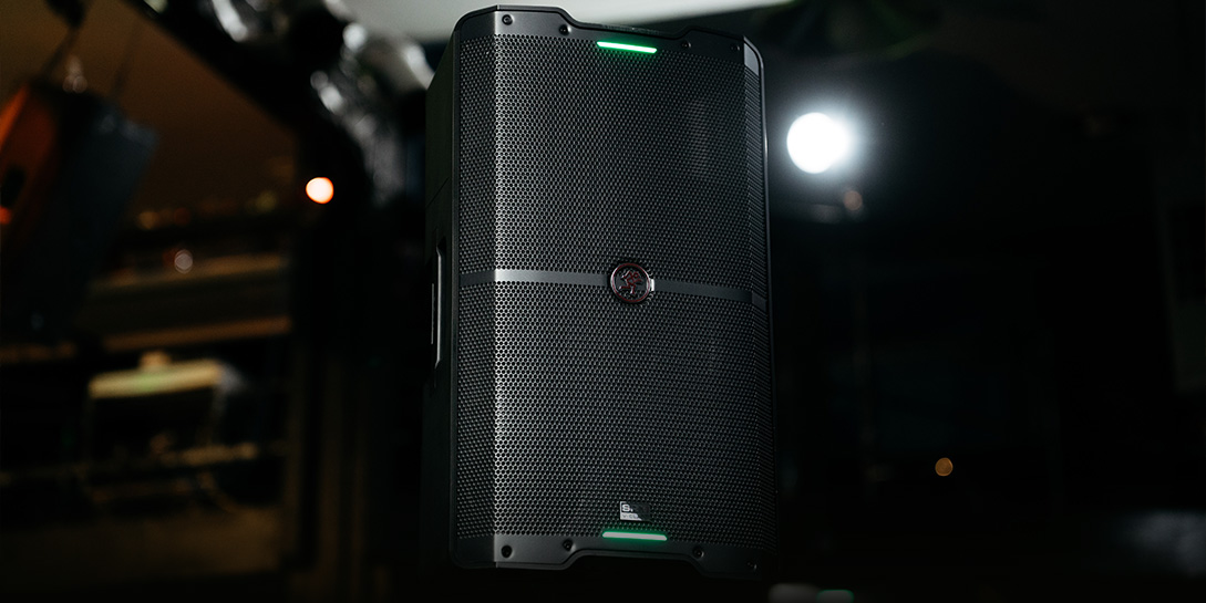 SRM215 V-Class 15” Powered Loudspeaker - MACKIE | MACKIE